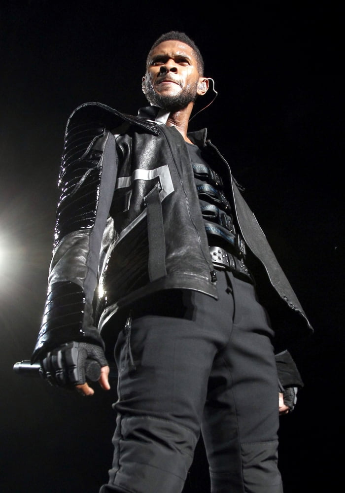 Usher On Stage For Usher In The Omg Tour, Mandalay Bay Events Center ...