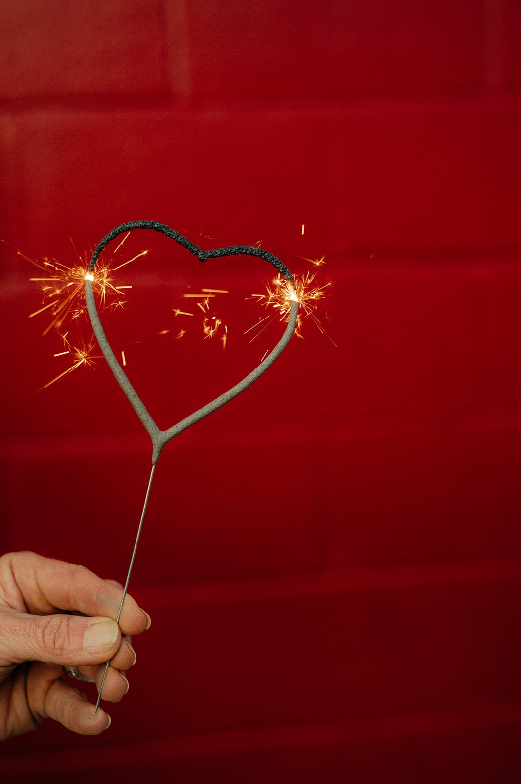 Utah Sparklers 9" Heart Shaped Sparklers, 6 Pieces, Gold Sparks ...