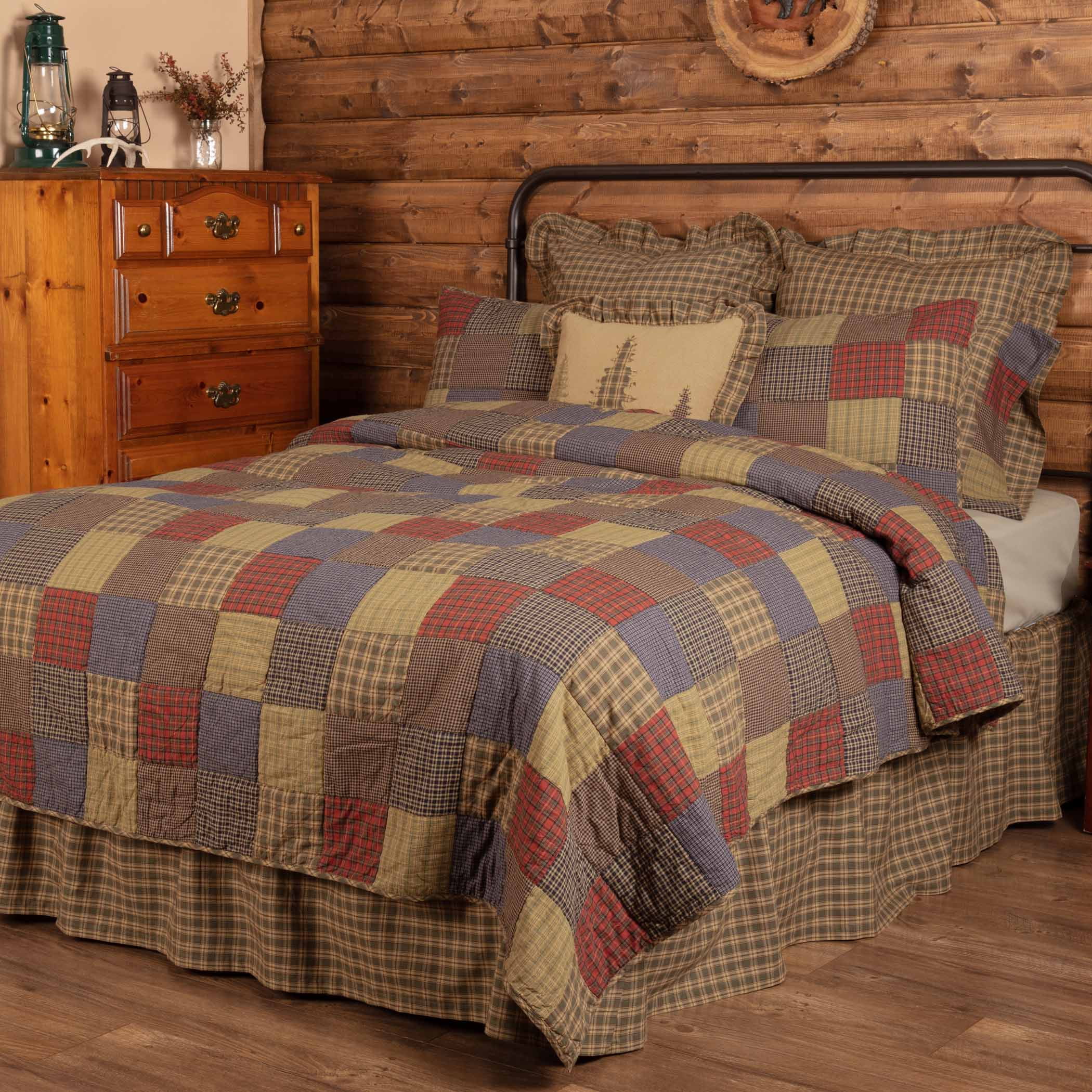 VHC Brands Cedar Ridge 3 Piece Quilt Set (1 Queen Quilt, 2 Standard ...