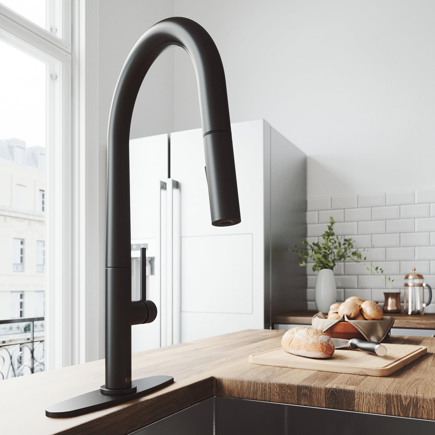 VIGO Greenwich Single Handle Pull-Down Sprayer Kitchen Faucet Set with ...