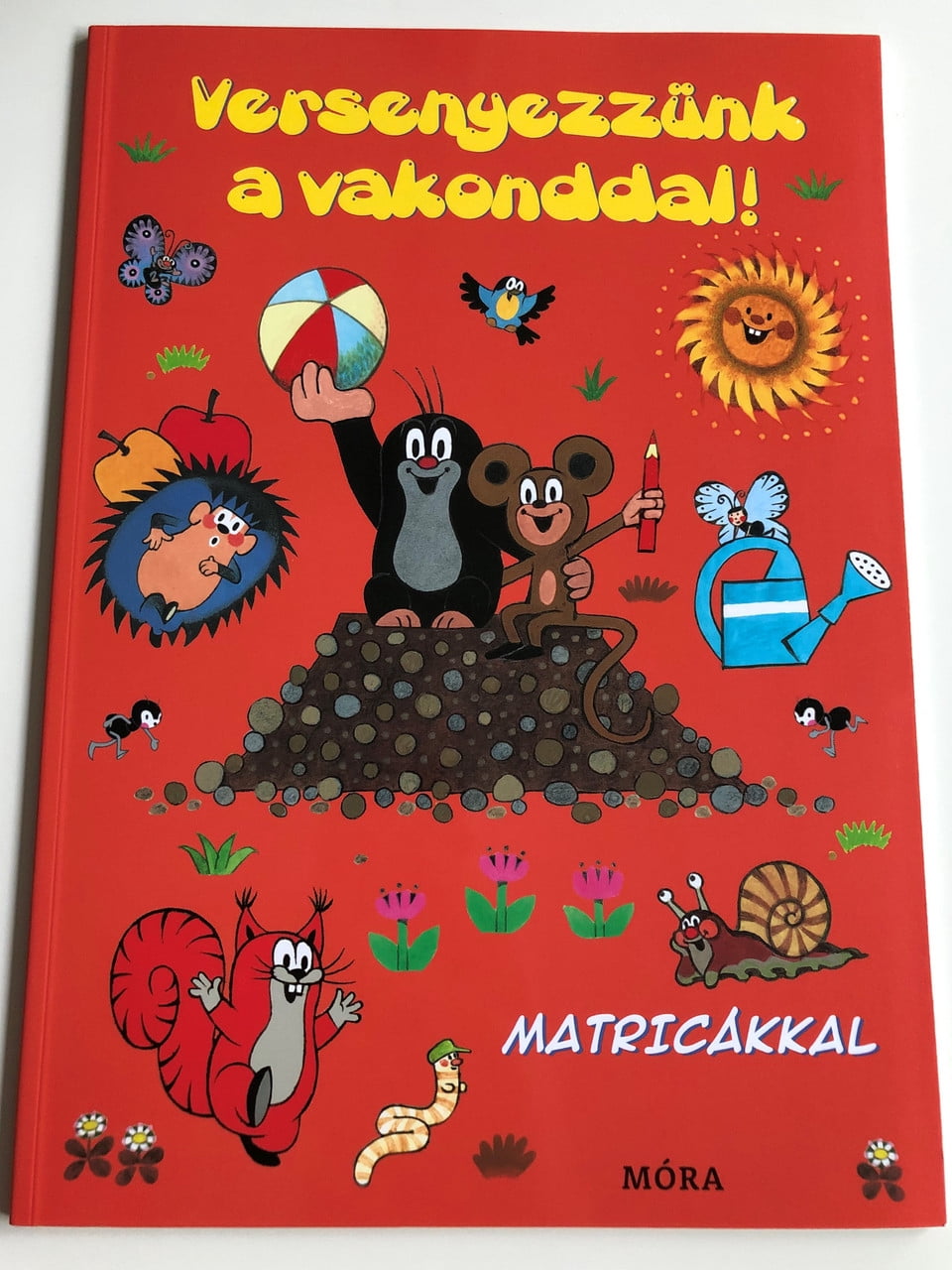Versenyezzünk a vakonddal! Matricákkal by Zdenek Miler, Ondřej Müller, Irena Tatíčková Hungarian ...