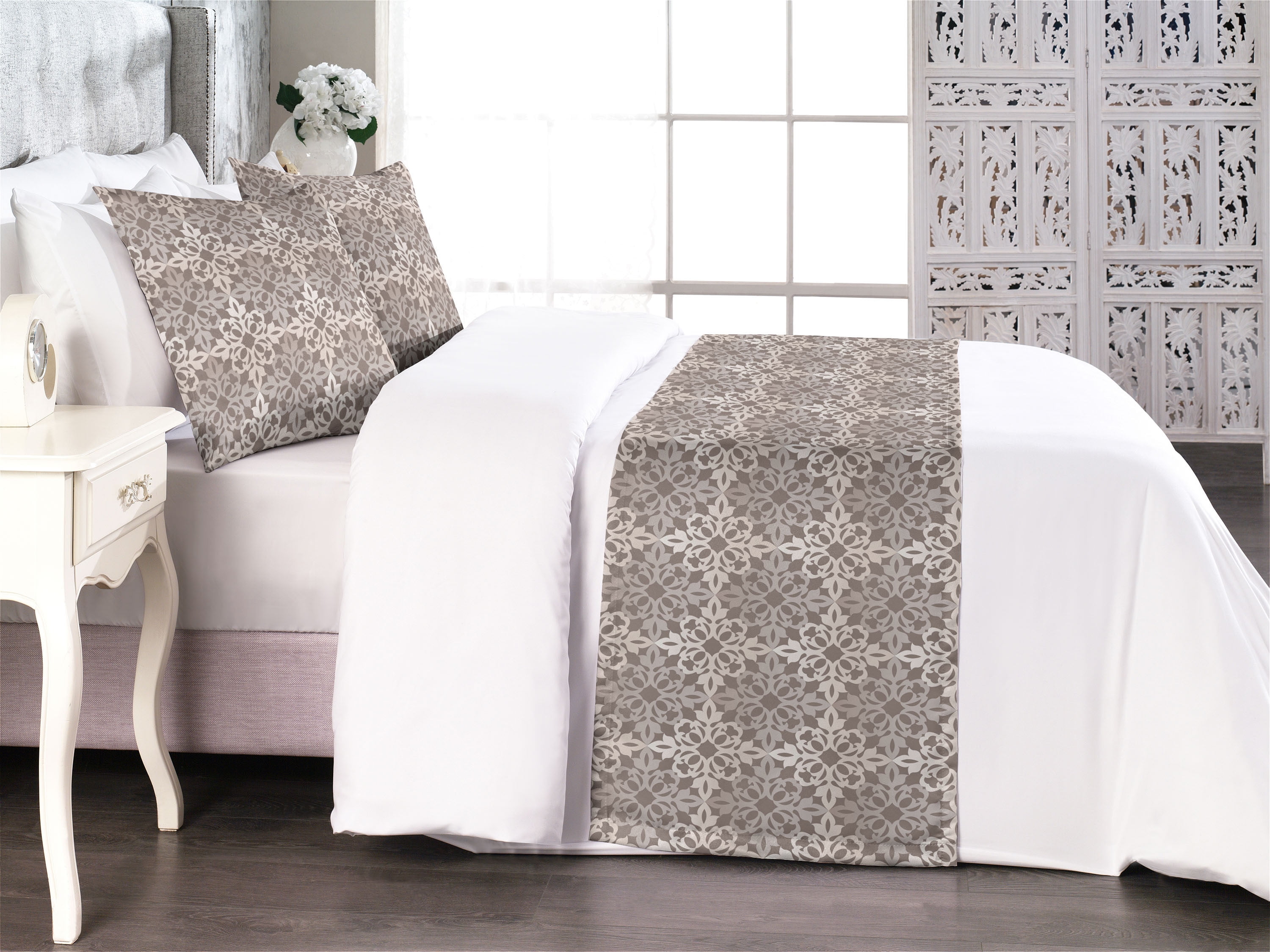 Vintage Bed Runner Set, Geometric Floral Design with Pastel Nude Tones ...