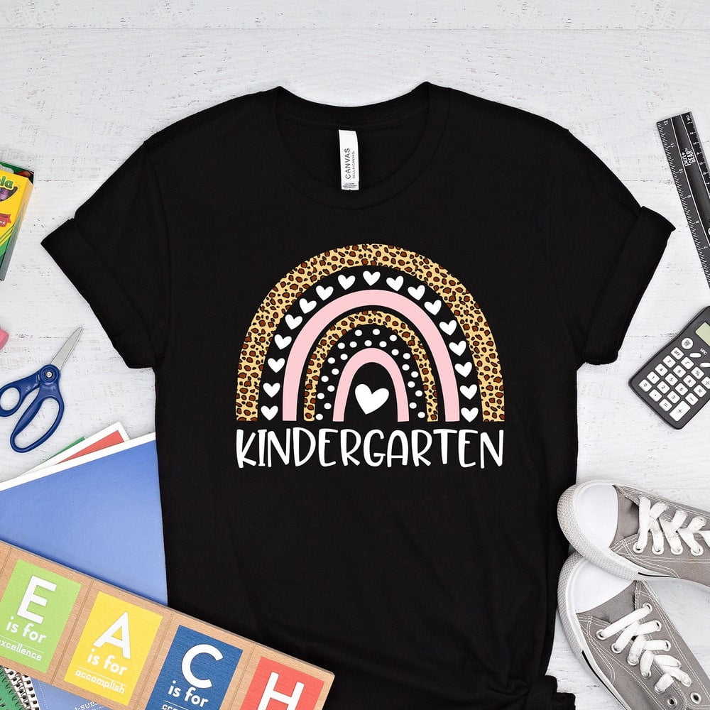 Vintage Kindergarten Rainbow Hirt, Back To School, Kindergarten Teacher ...