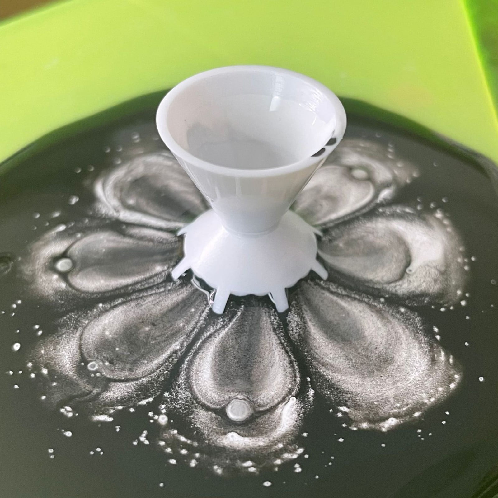 Vrorvz Mini Acrylic Pouring Cup with 7 Funnel Divider for DIY Painting ...