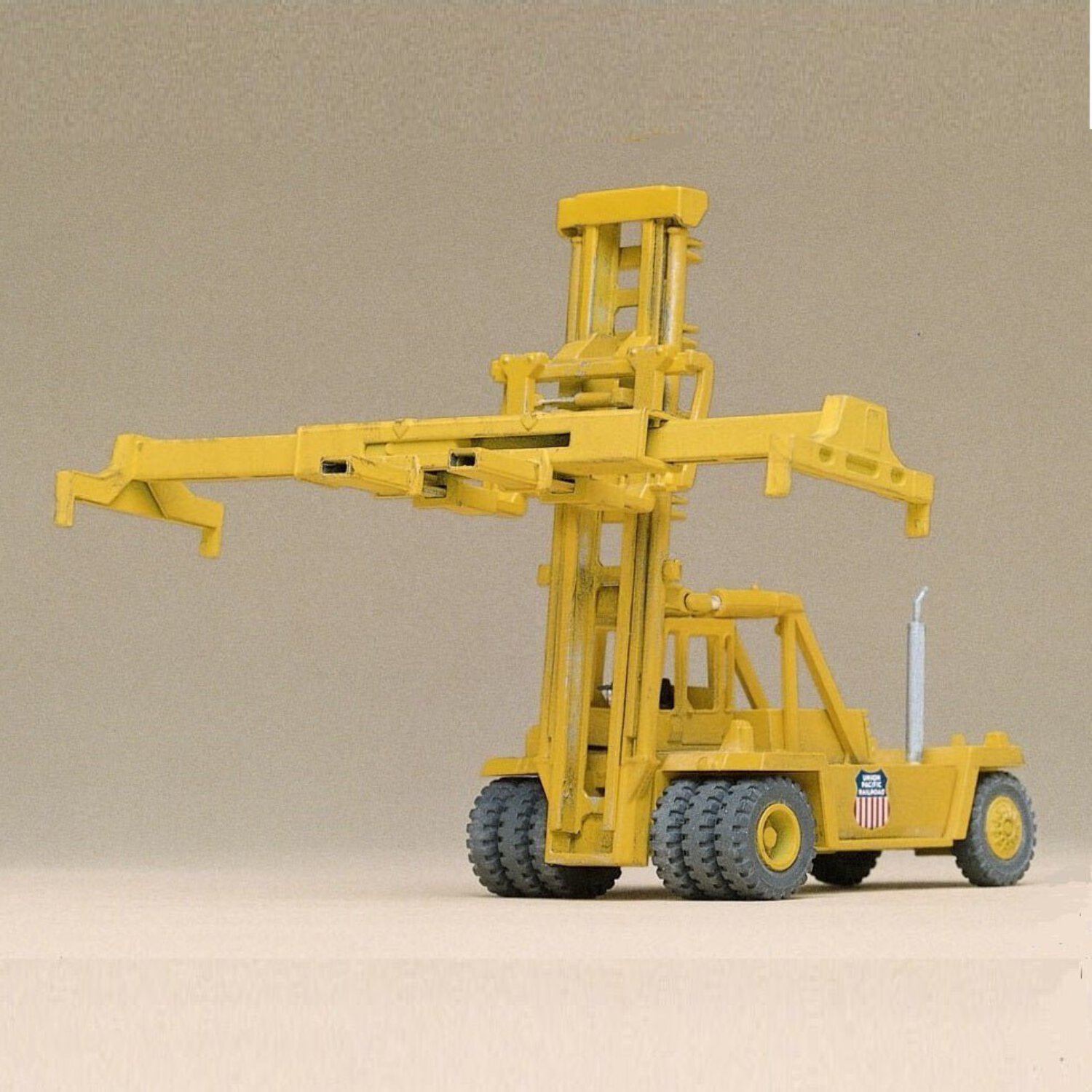 Walthers Cornerstone Kalmar Intermodal Container Crane Kit - HO Scale ...