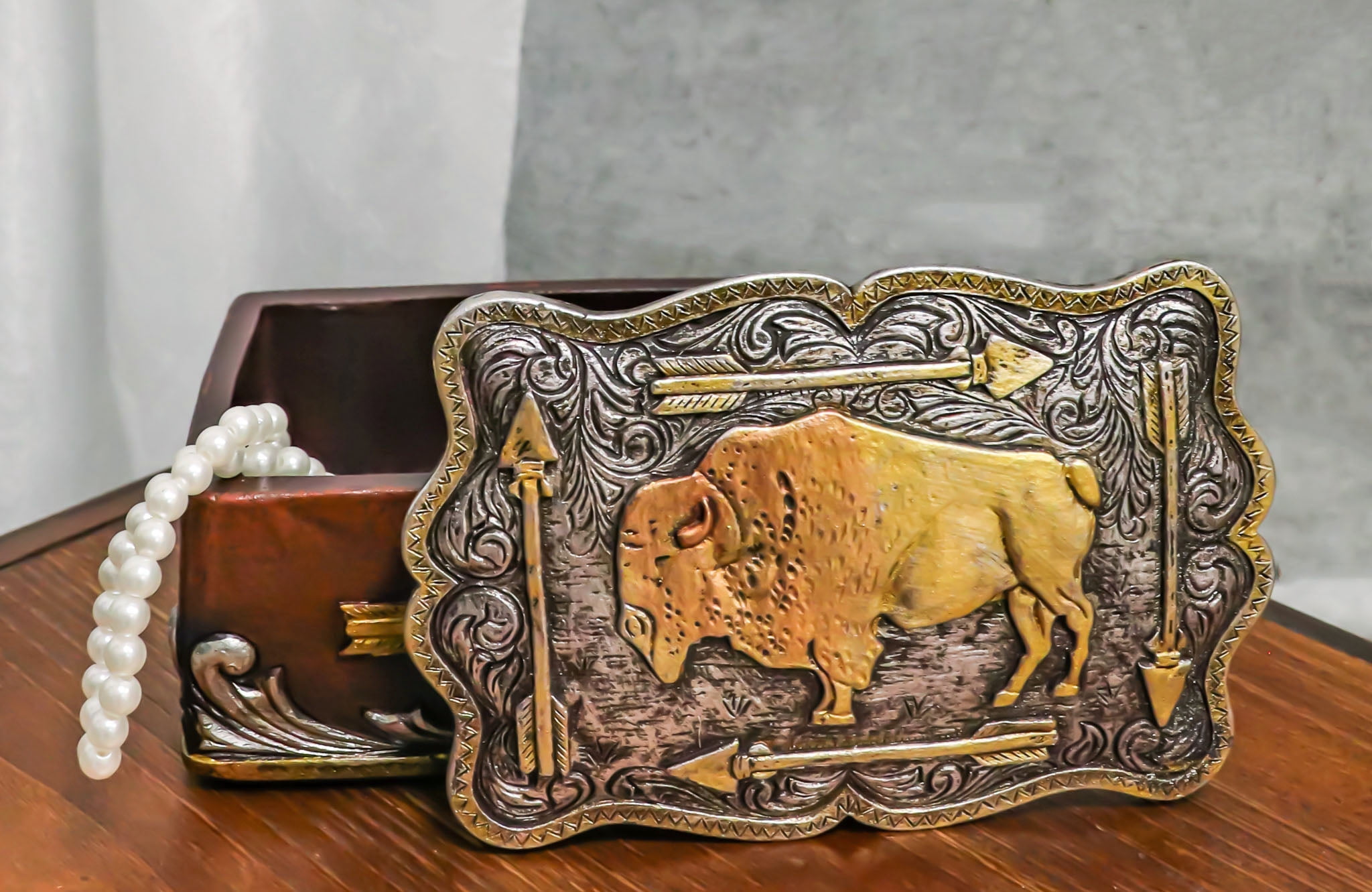 Western Wild Bison Buffalo With Native Indian Arrows Tooled Concho ...