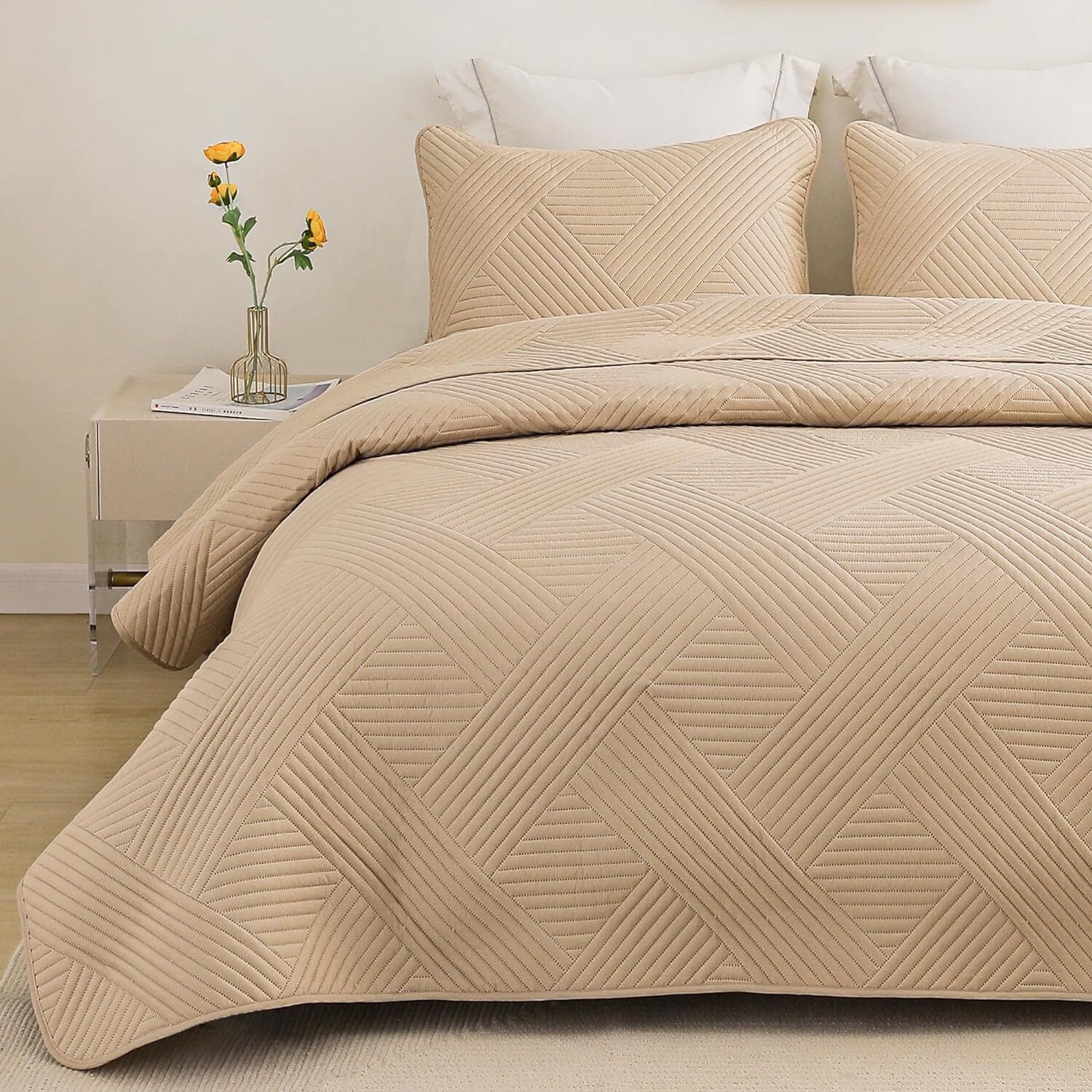 Whale Flotilla Lightweight Quilt Set, Queen Size, Microfiber Bedspread ...