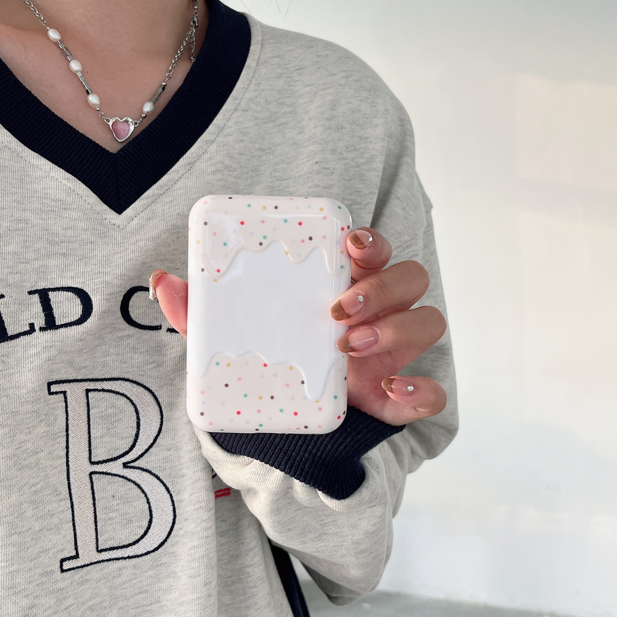 White Chocolate Dots Cream Suitable for Magsafe external battery ...