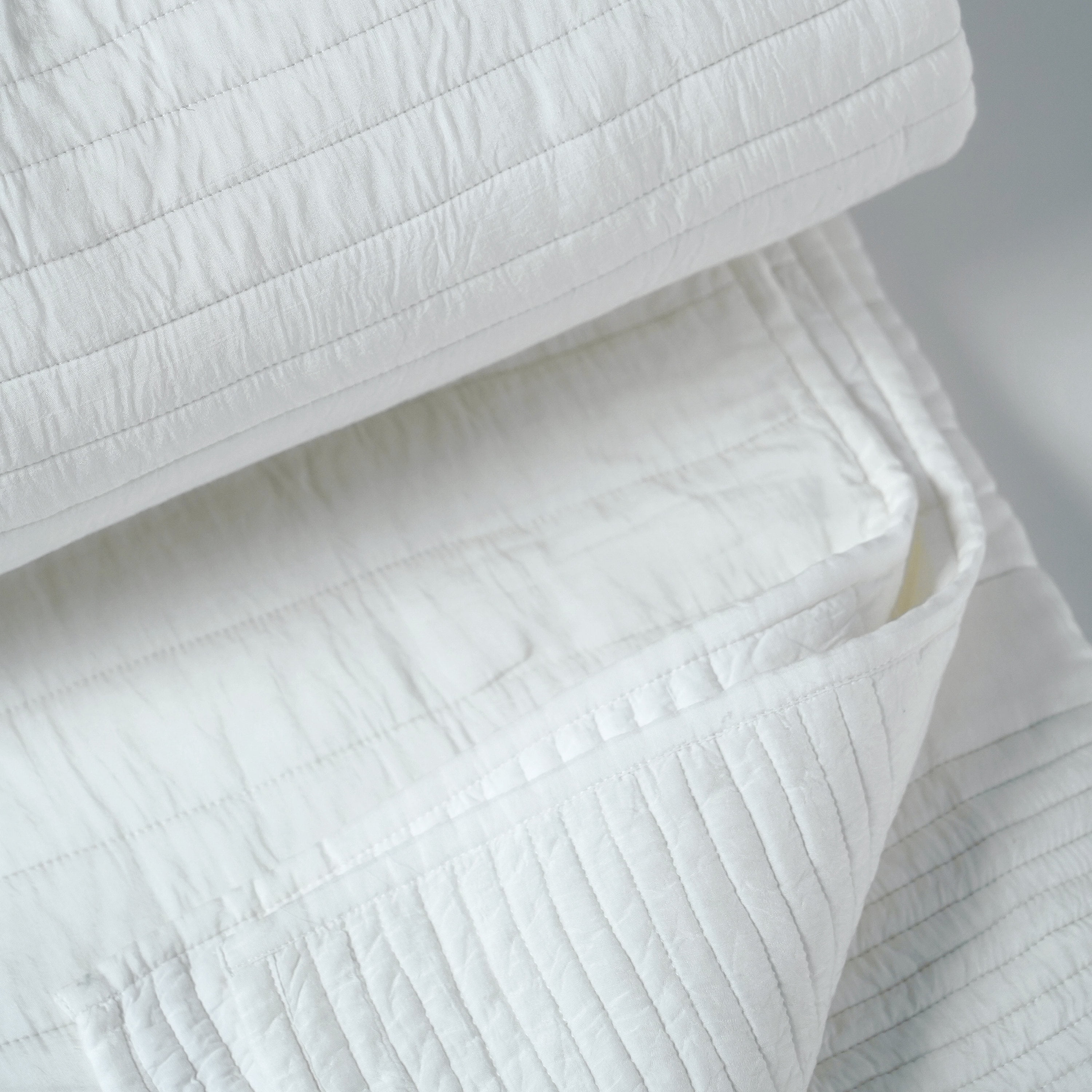 White Luxury cotton satin quilted bedspread with thick and thin Stripe ...
