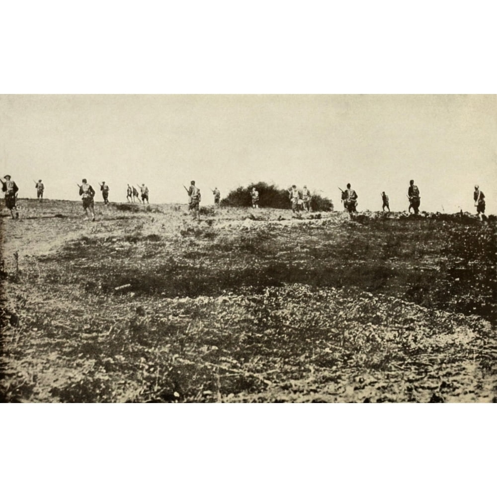 World War 1. American Infantry Advancing Under Fire On The Western ...