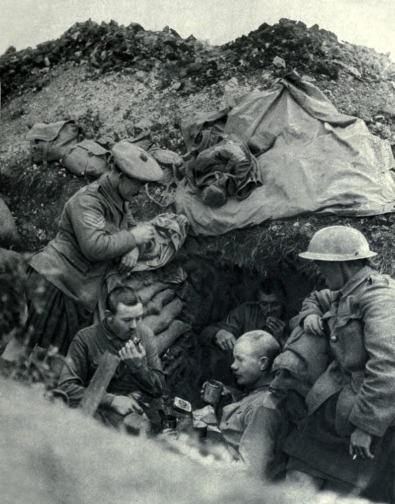 World War 1. Somme Offensive. British Soldiers Eating Their Rations In ...