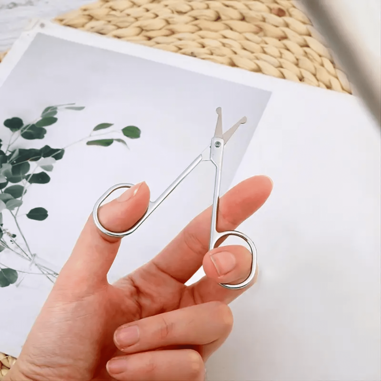 YIWUHOTXIAOHU Curved Precision Eyebrow and Nose Hair Trimmers for ...