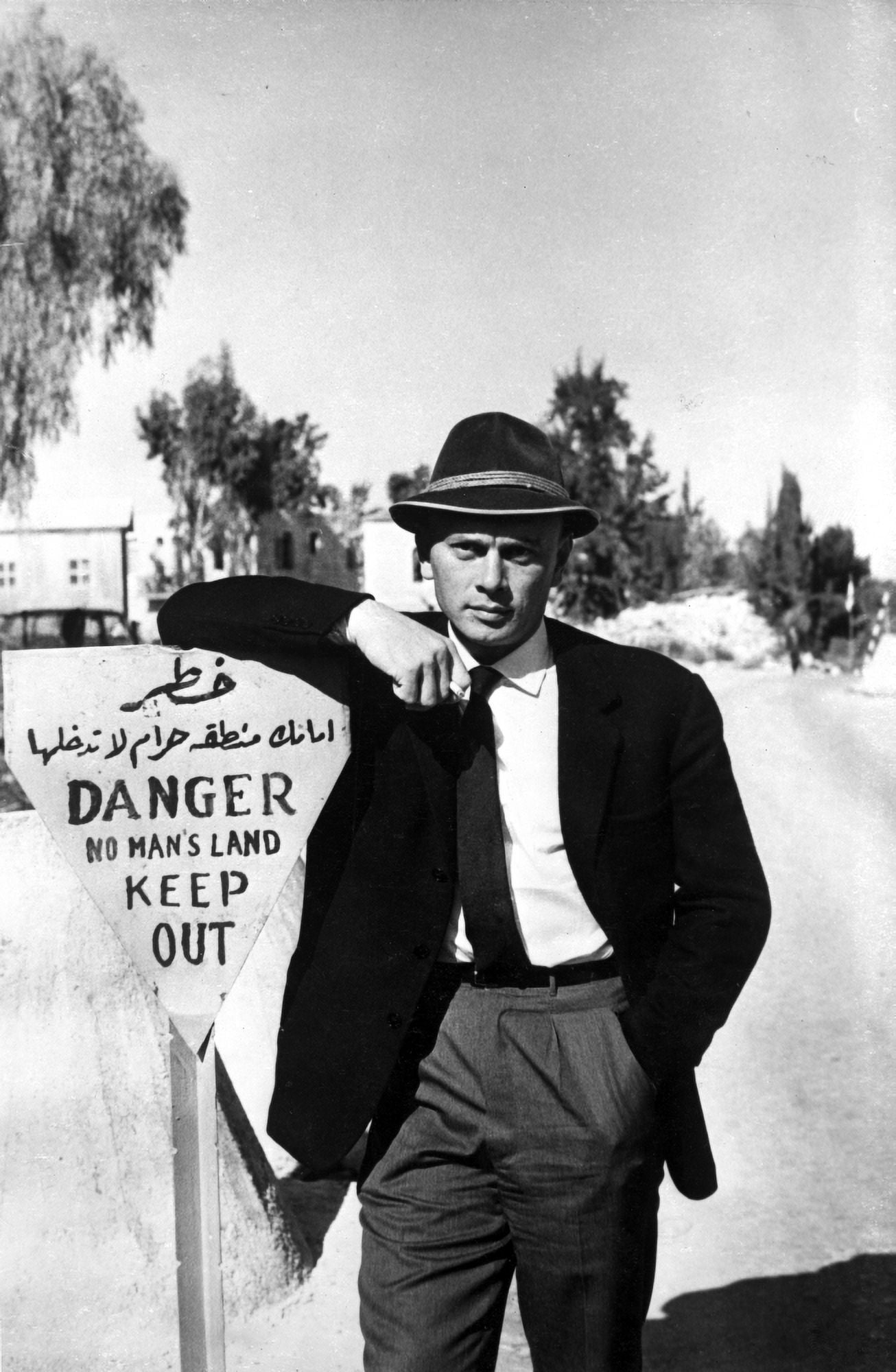 Yul Brynner leaning on a sign Photo Print (24 x 30) - Walmart.com