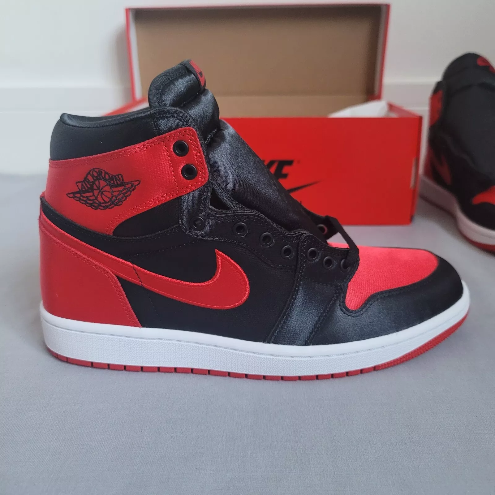aj aj 1 Retro High OG Satin Bred WMNS Black Red Sneaker - Walmart.com